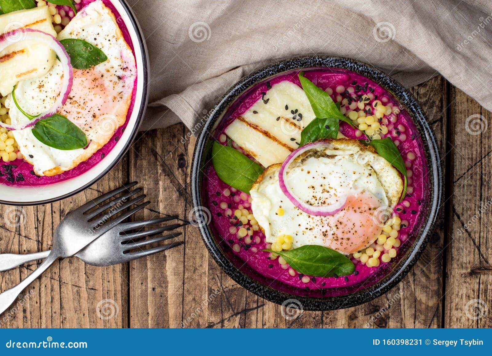 Tazas De Desayuno Beet Borani Y Halloumi Imagen de archivo - Imagen de ...