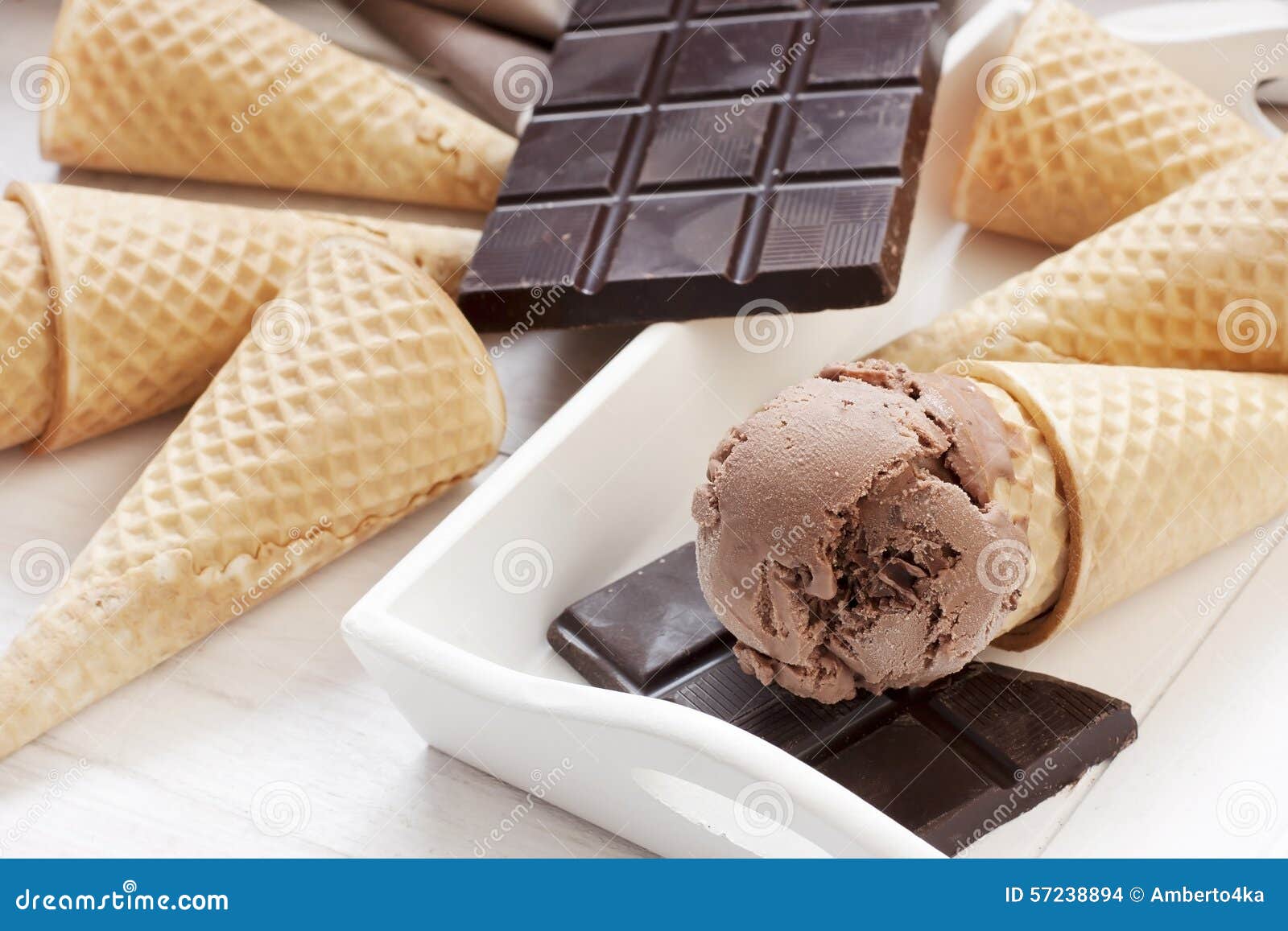 Tazza Della Cialda Per Gelato Fotografia Stock - Immagine di ghiaccio ...