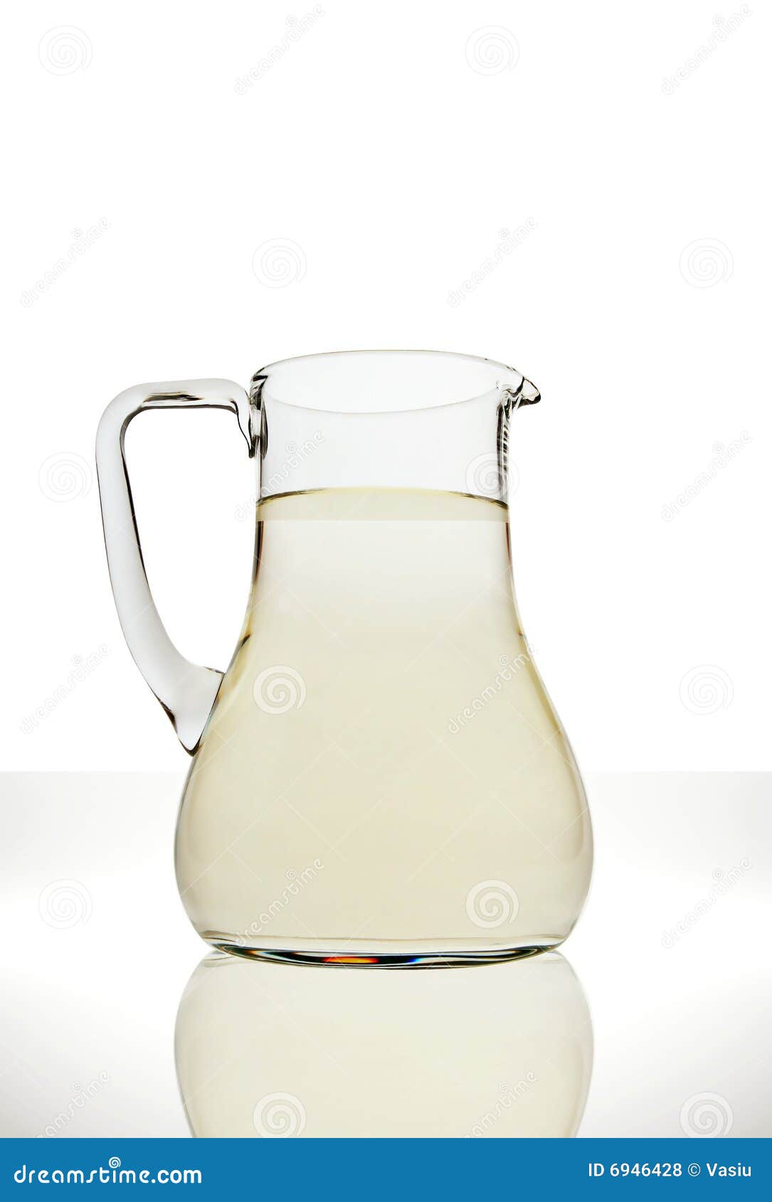 Tazza di acqua fotografia stock. Immagine di bolla, liquido - 6946428