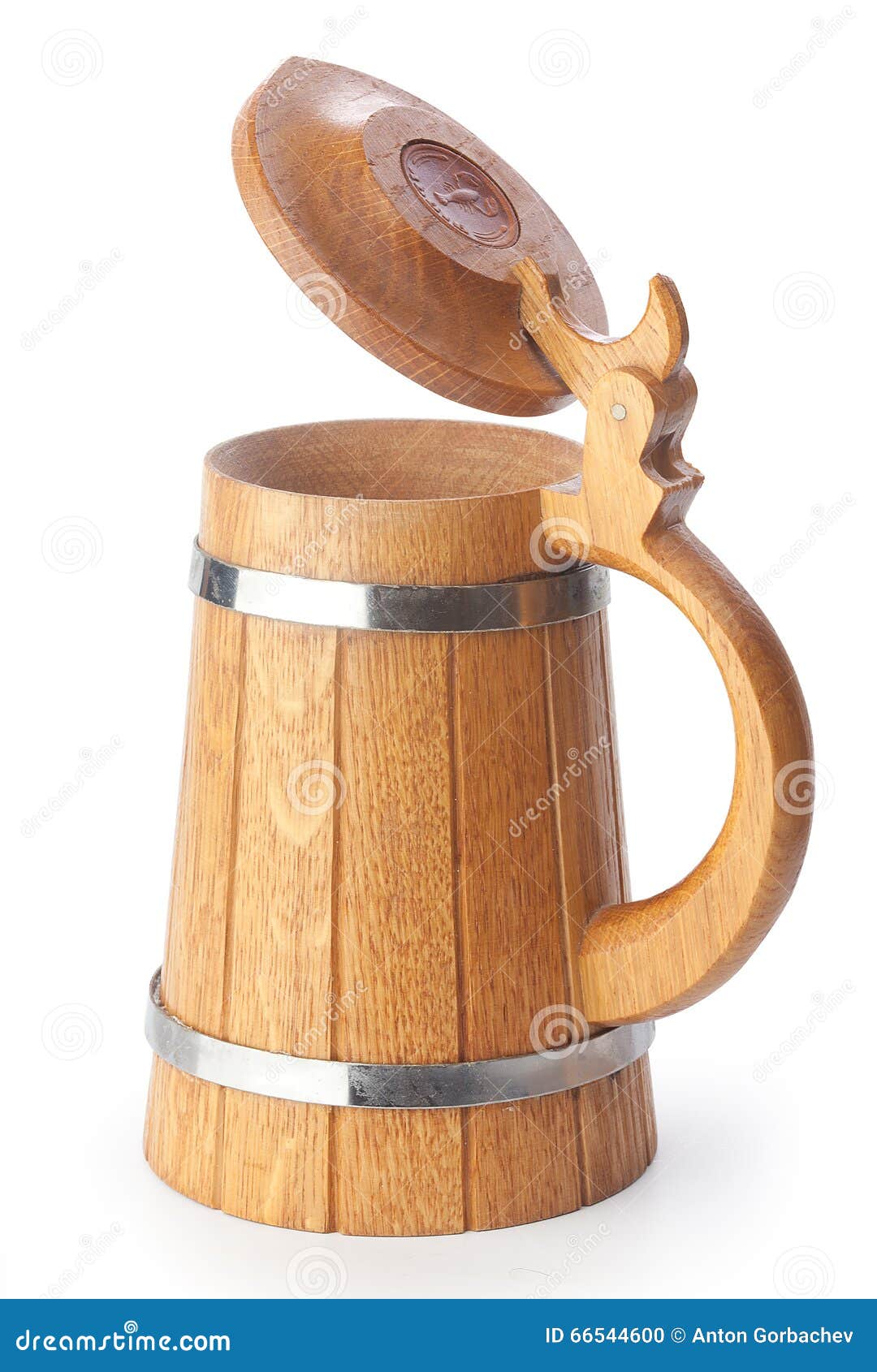Tazza di birra di legno fotografia stock. Immagine di metallo - 66544600