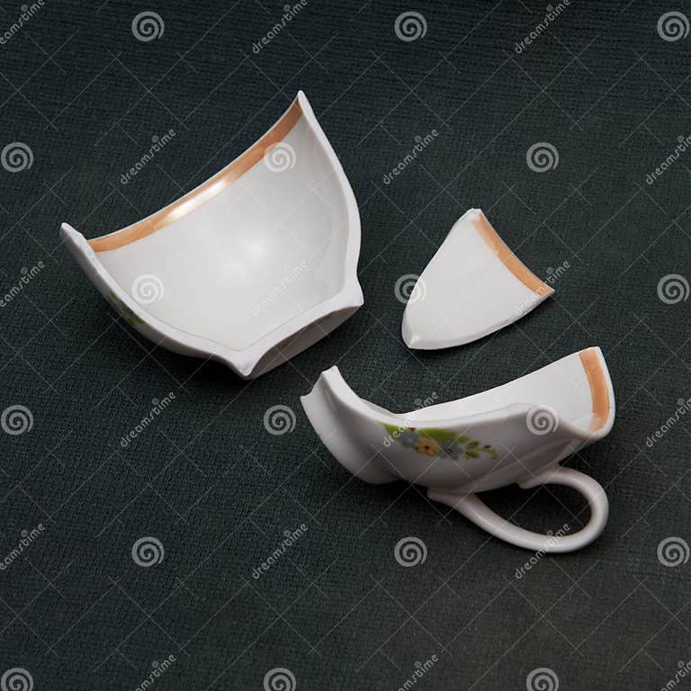 Tazza rotta immagine stock. Immagine di frantumato, frammento - 17795217
