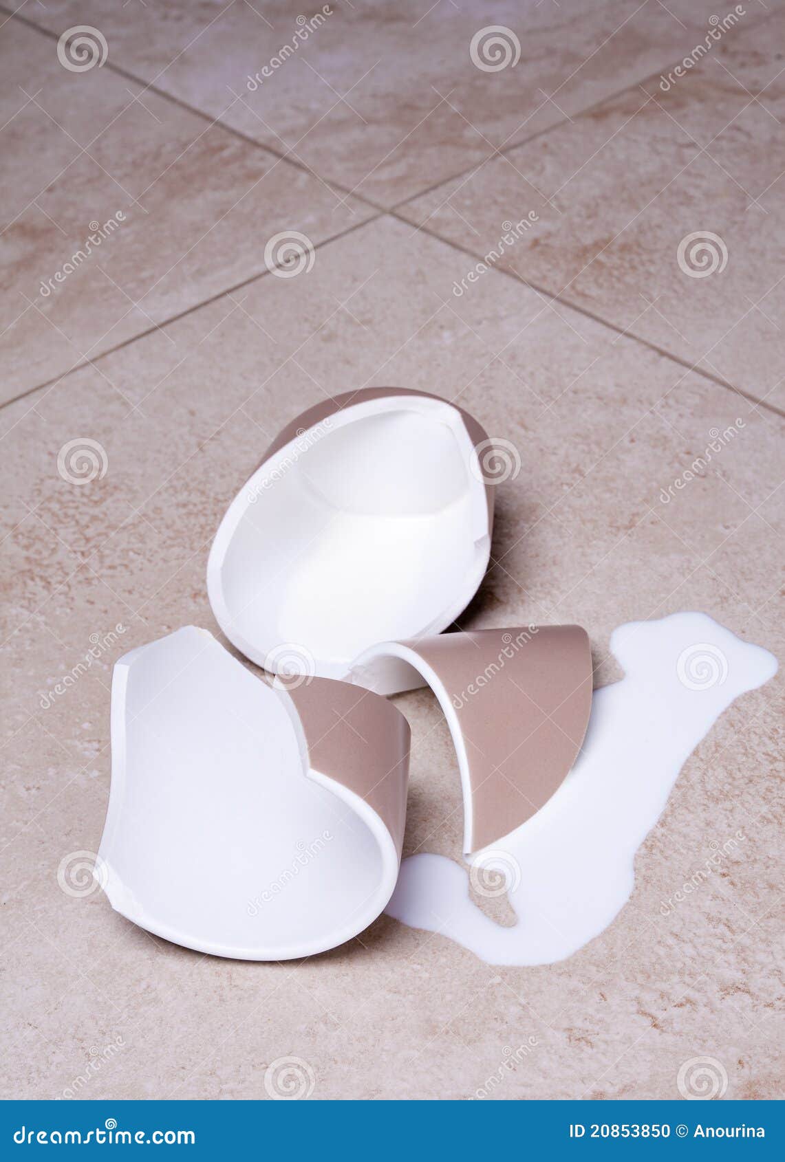 Tazza rotta fotografia stock. Immagine di frammento, parti - 20853850