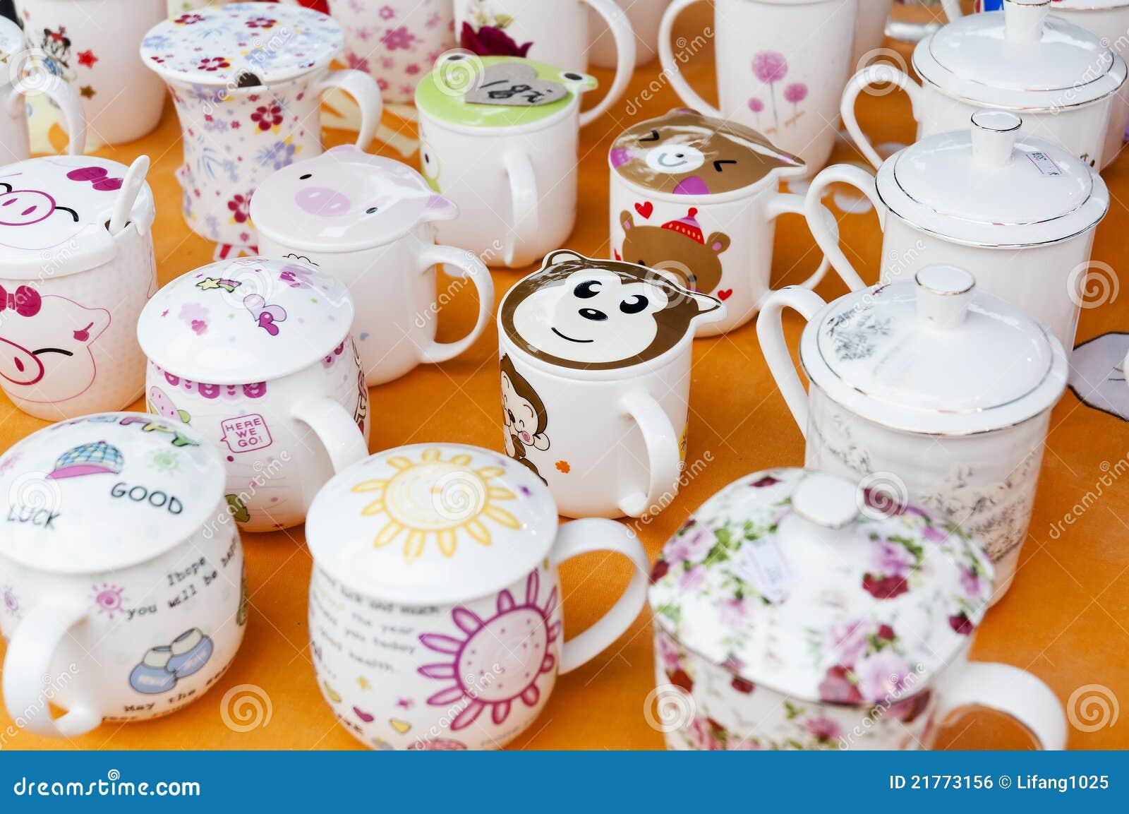 Tazze colorate belle fotografia stock. Immagine di preciso - 21773156