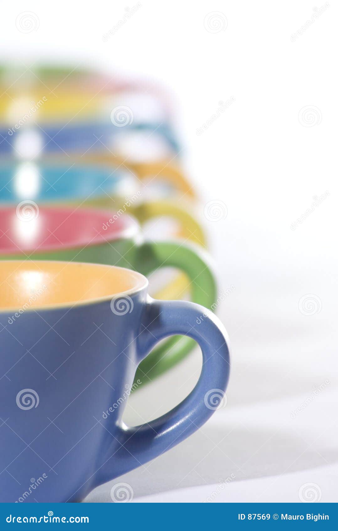 Tazze di caffè colorate immagine stock. Immagine di bevanda - 87569
