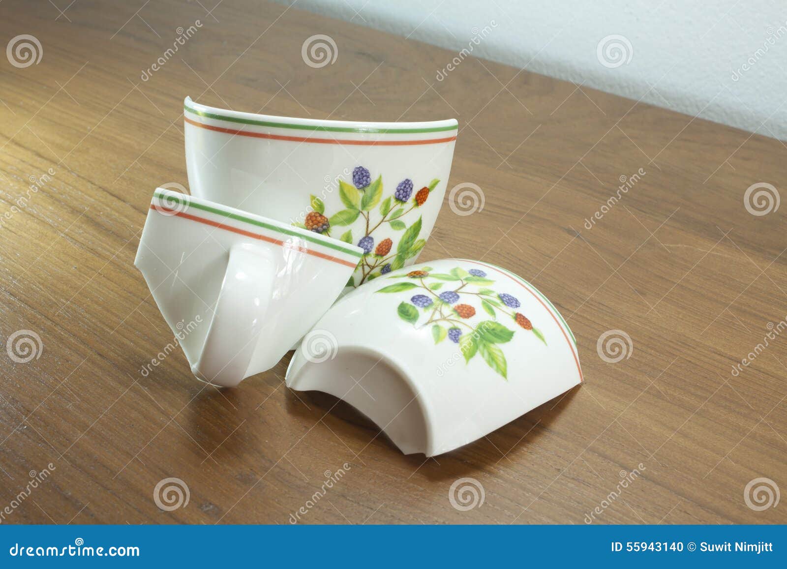 Tazze rotte fotografia stock. Immagine di rottura, tazze - 55943140