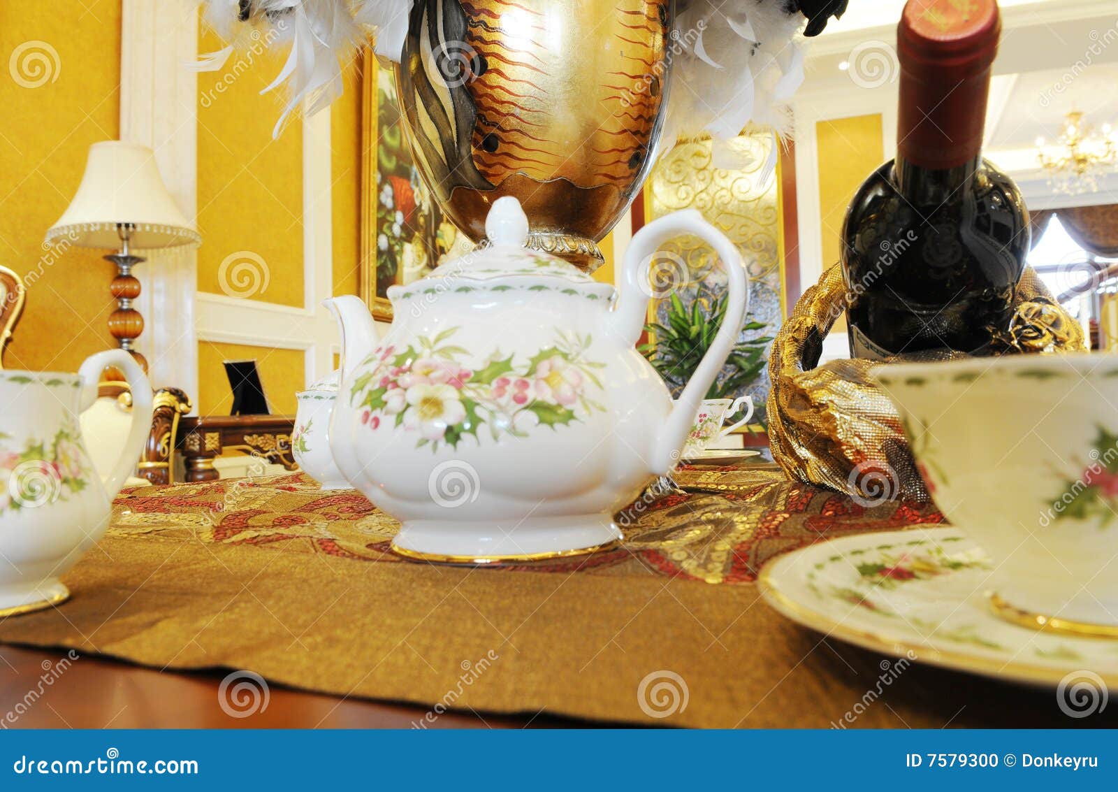 The Tea Pot on Dinner Table Stock Photo - Image of wine, flower: 7579300
