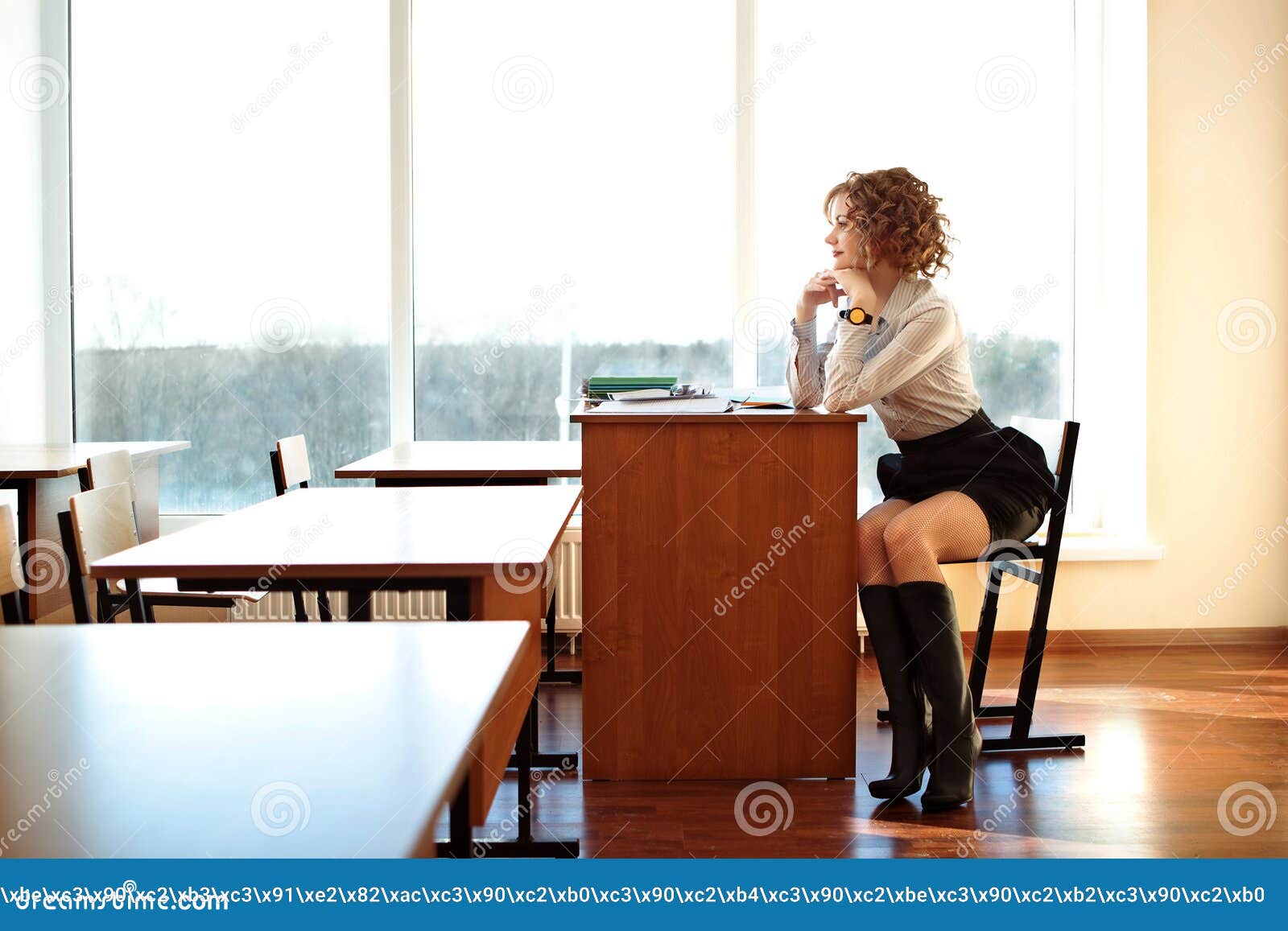 Teacher Sit at the Desk in the Classroom and Wait for Students Stock ...