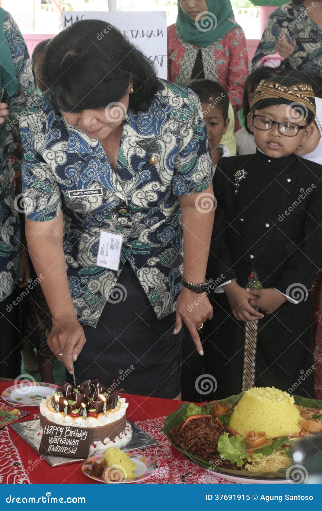 TEACHERS and SHARE CAKE with KIDS CONE Editorial Image - Image of ...