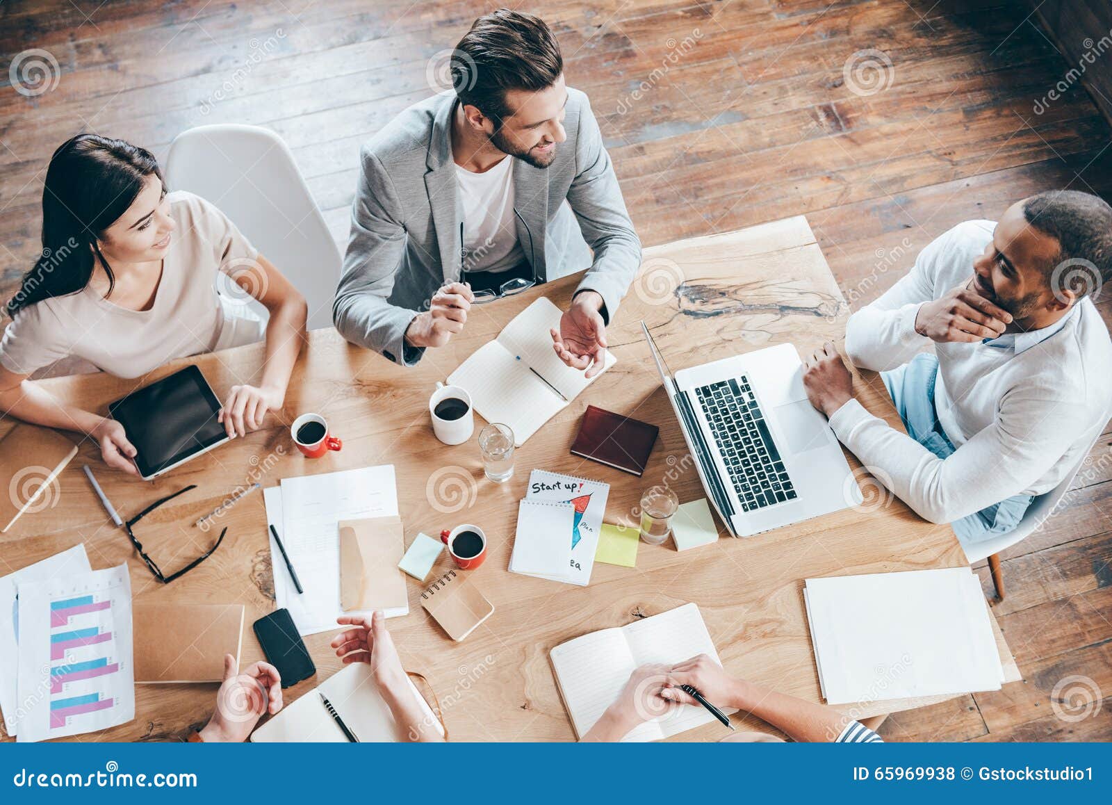 Team Communication stockfoto. Bild von ideen, gestikulieren - 65969938