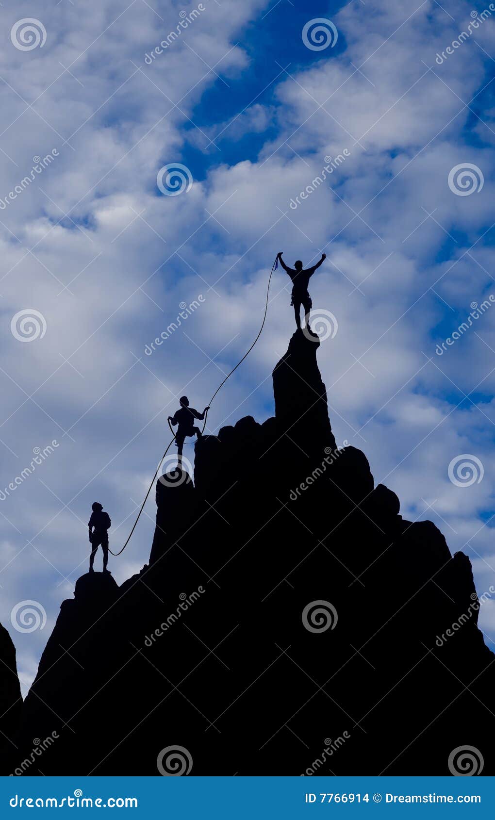 Team Der Bergsteiger, Die Das Gipfel Erreichen. Stockfoto - Bild von ...