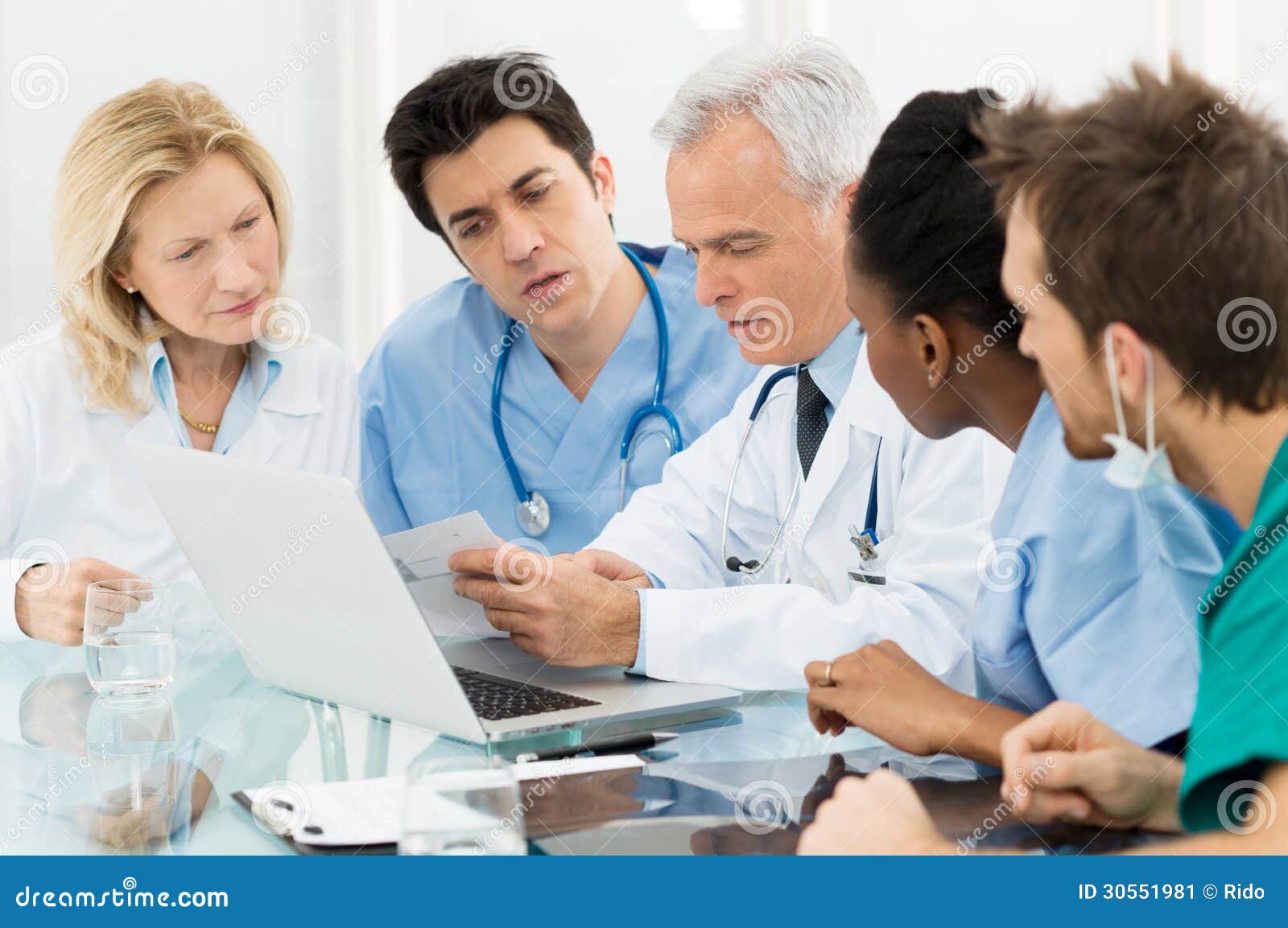 Team of Doctors Examining Reports Image stock - Image du femelle ... Team of Doctors Examining Reports Image stock - Image du femelle ...