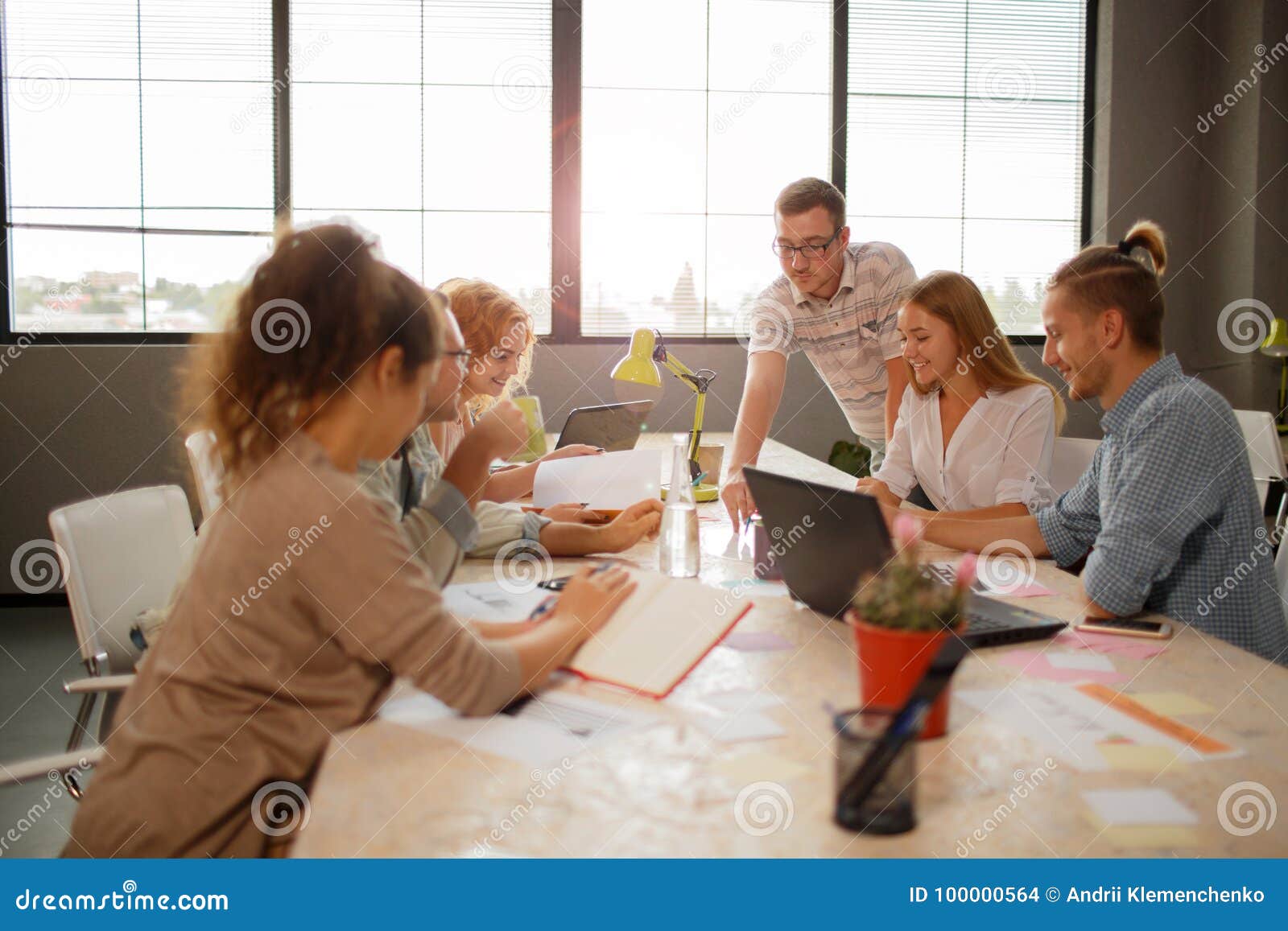 Team Meeting Brainstorming Planning Analysing-Konzept Stockfoto - Bild ...