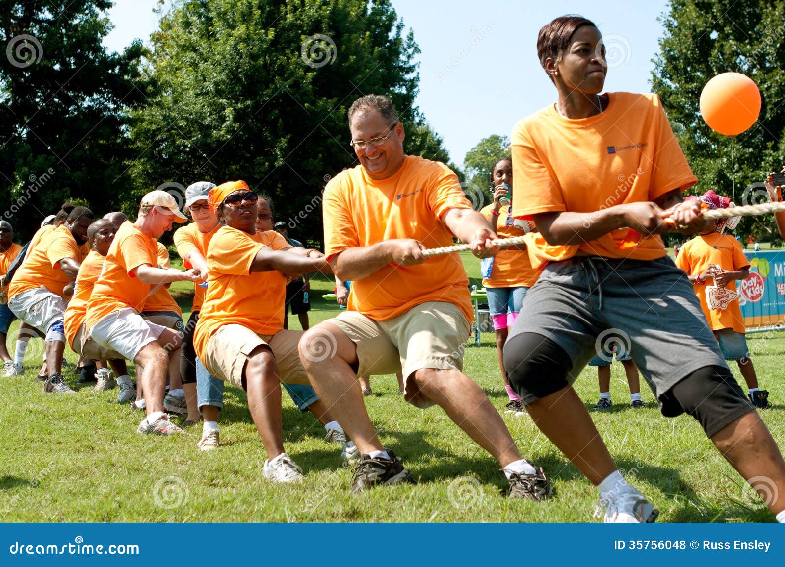 Team Pulls Rope in Adult-Touwtrekwedstrijdconcurrentie Redactionele ...