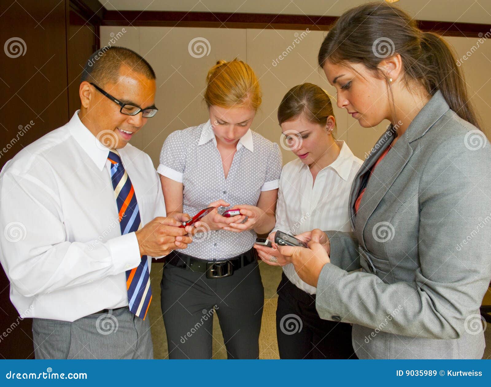 Team-Sitzung, Die Text-Meldungen Sendet Stockbild - Bild von fusion ...