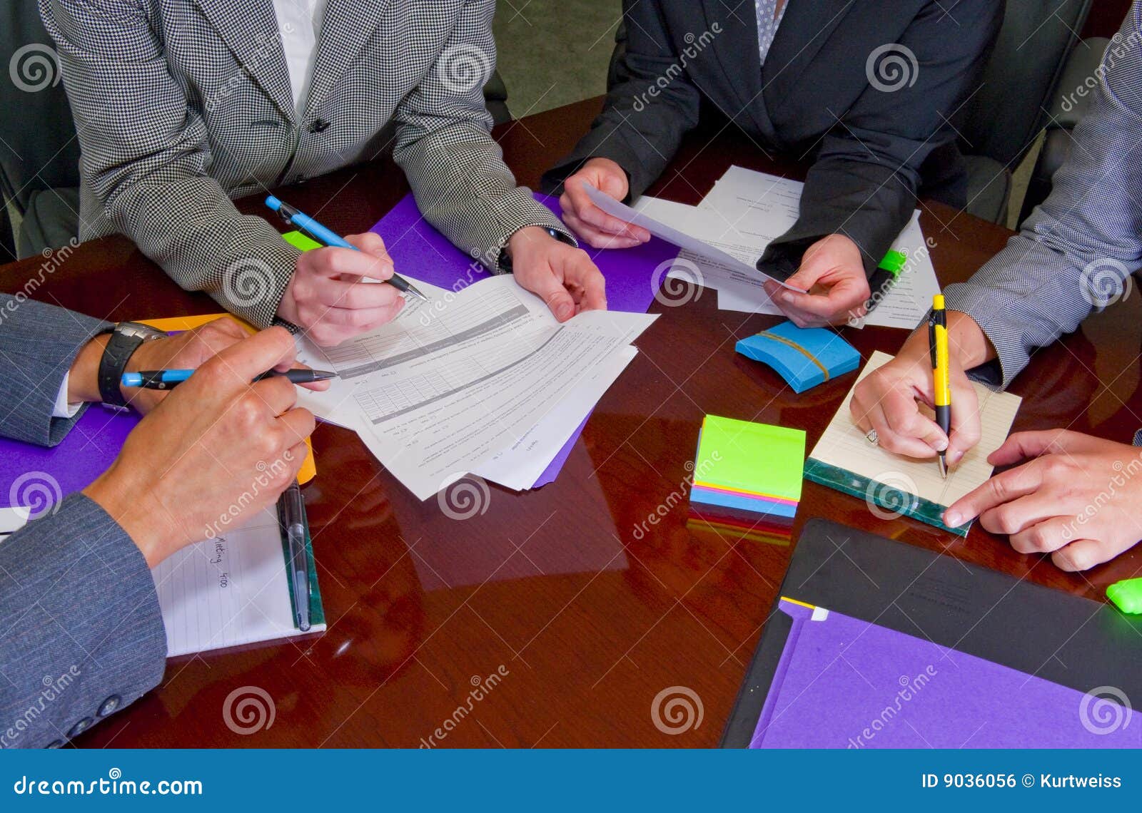 Team-Sitzung Mit Dokumenten Und Schreiben Stockfoto - Bild von leute ...