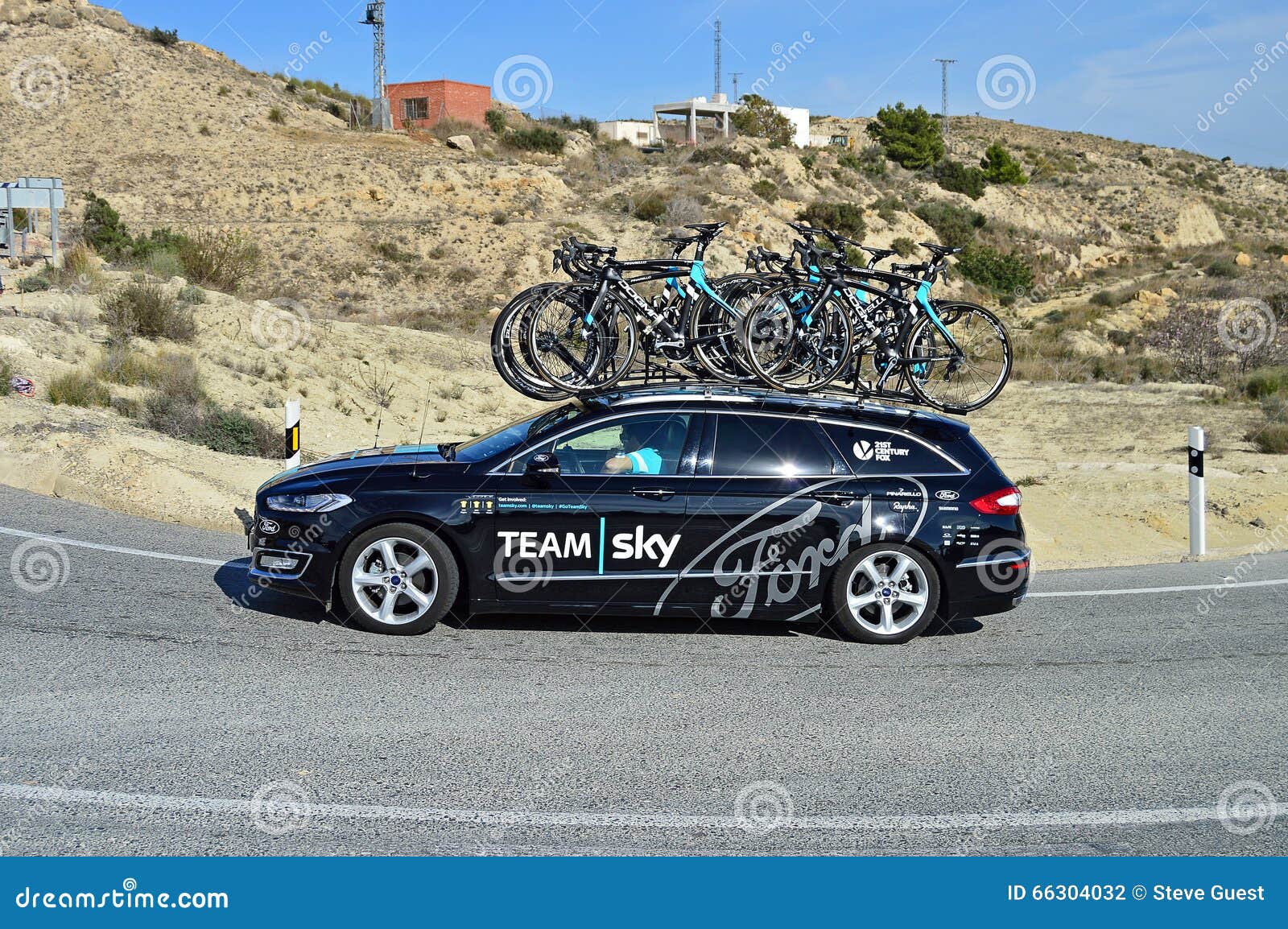 Team Sky Ford Car redactionele fotografie. Image of ruiters - 66304032