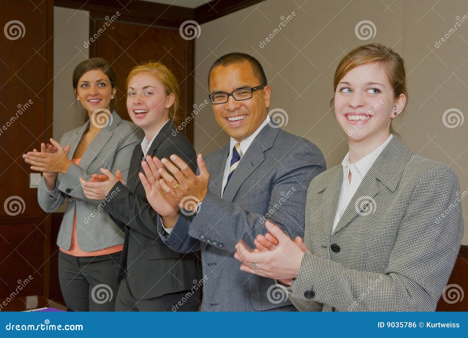 Team Steht Und Applaudiert Darstellung Stockfoto - Bild von vordergrund ...