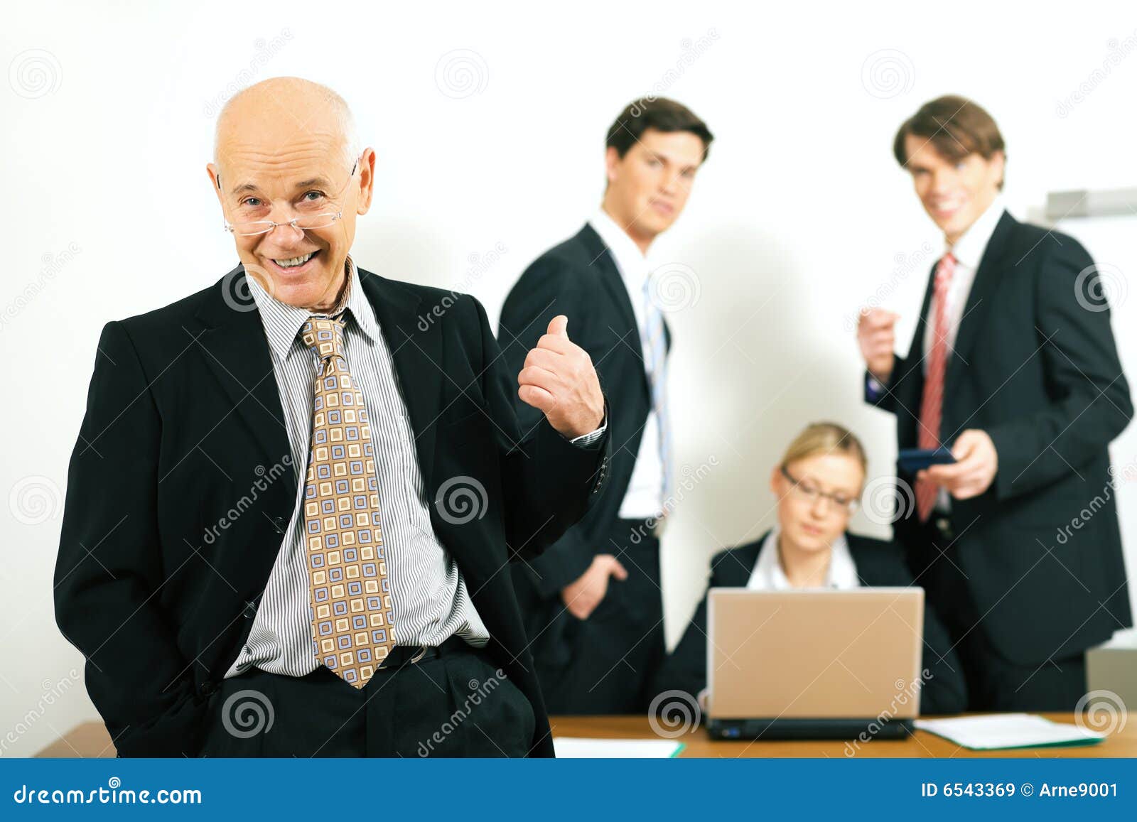 Team Und Teamleader: Erfolg Stockbild - Bild von vier, führung: 6543369