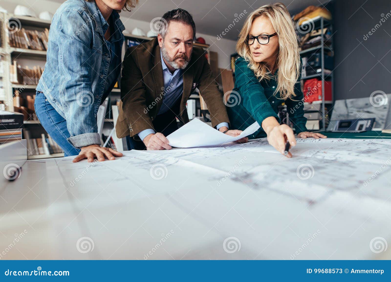 Team Van Architecten Die Aan Bouwtekening Werken Stock Afbeelding ...