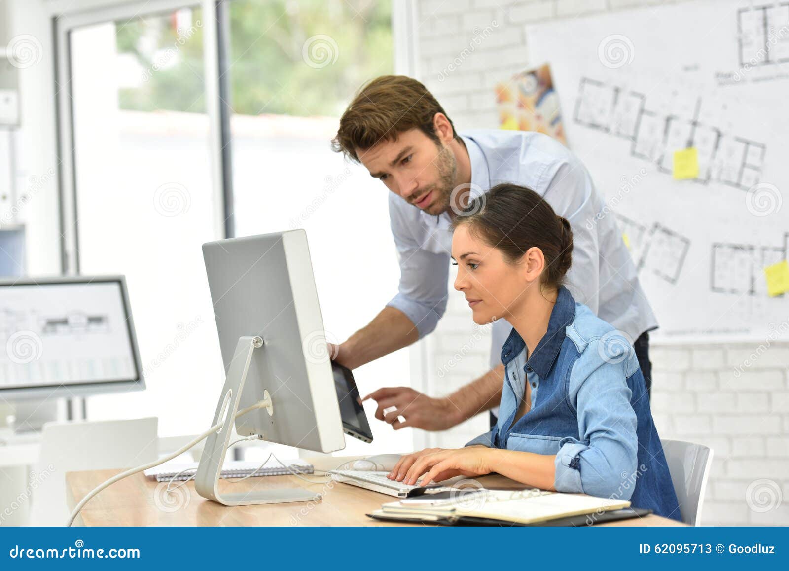 Team Van Architecten Die Aan Computer Werken Stock Afbeelding - Image ...