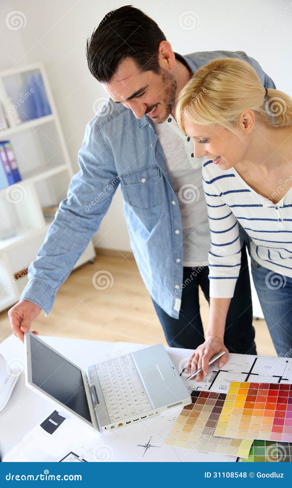 Team Van Architecten Die Laptop Met Behulp Van Stock Foto - Image of ...