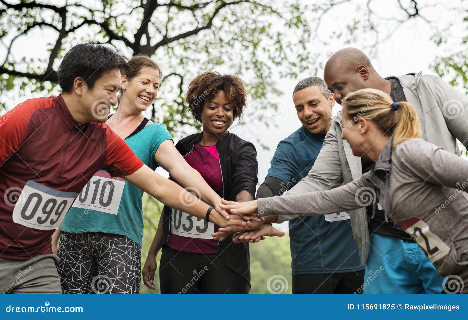 Team Van Diverse Mensen Klaar Voor Een Ras Stock Afbeelding - Image of ...