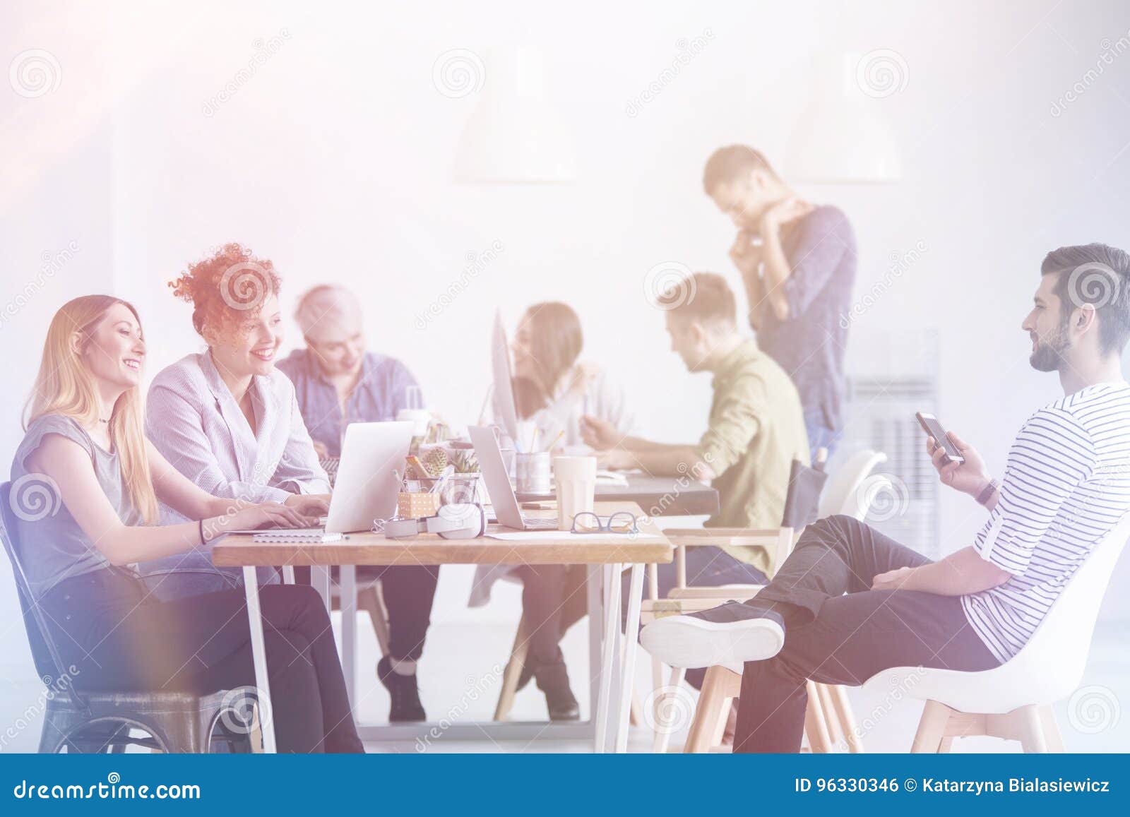 Team van medewerkers stock foto. Image of achtergrond - 96330346