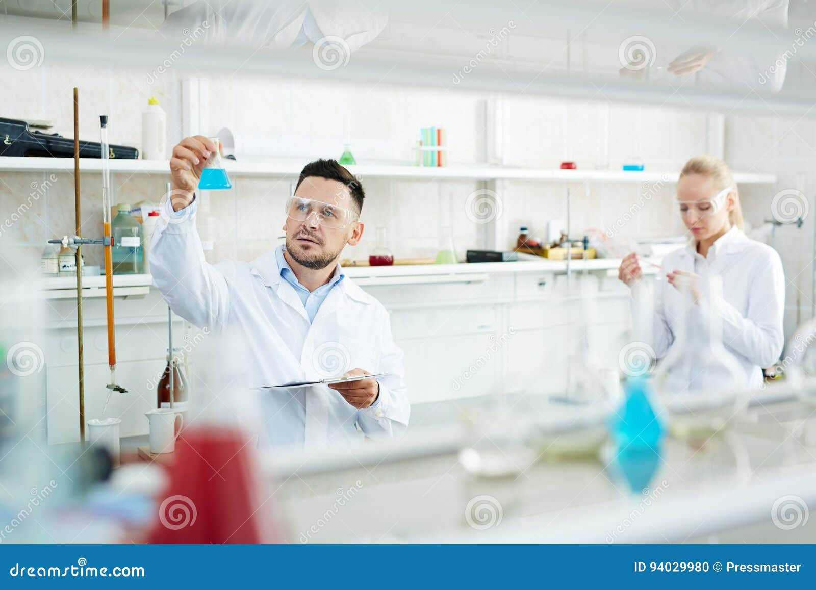 Team Van Wetenschappers Die in Chemisch Laboratorium Werken Stock Foto ...