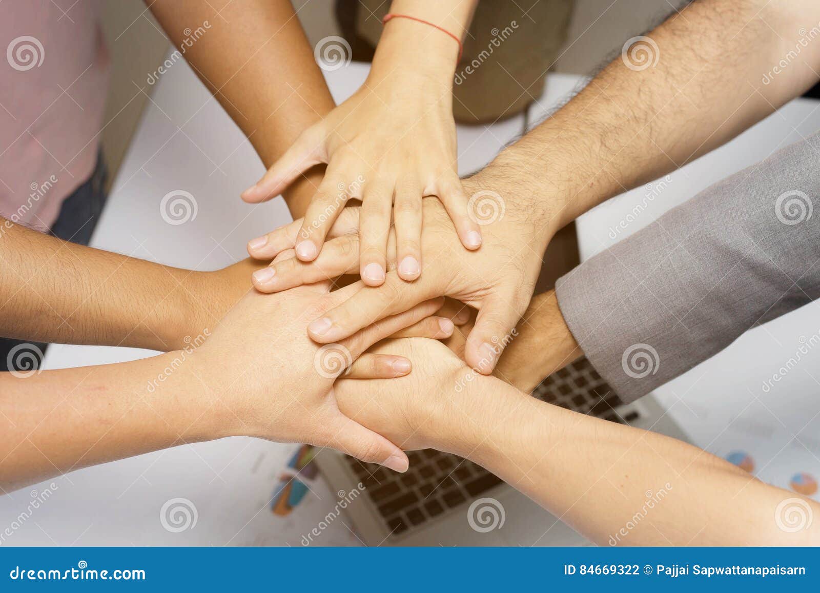 Team Work Concept: Grupo De Mãos Diversas Junto Proces Transversal Foto ...