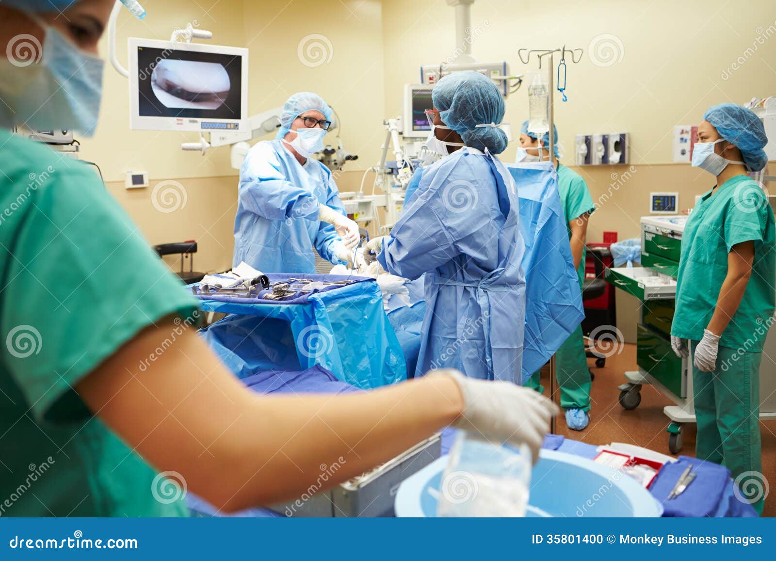 Team Working in Operating Theatre Chirurgical Photo stock - Image du ...