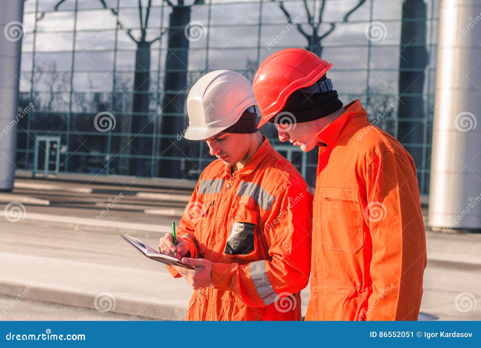 500 Team Young Engineers Discussing Construction Project Stock Photos ...