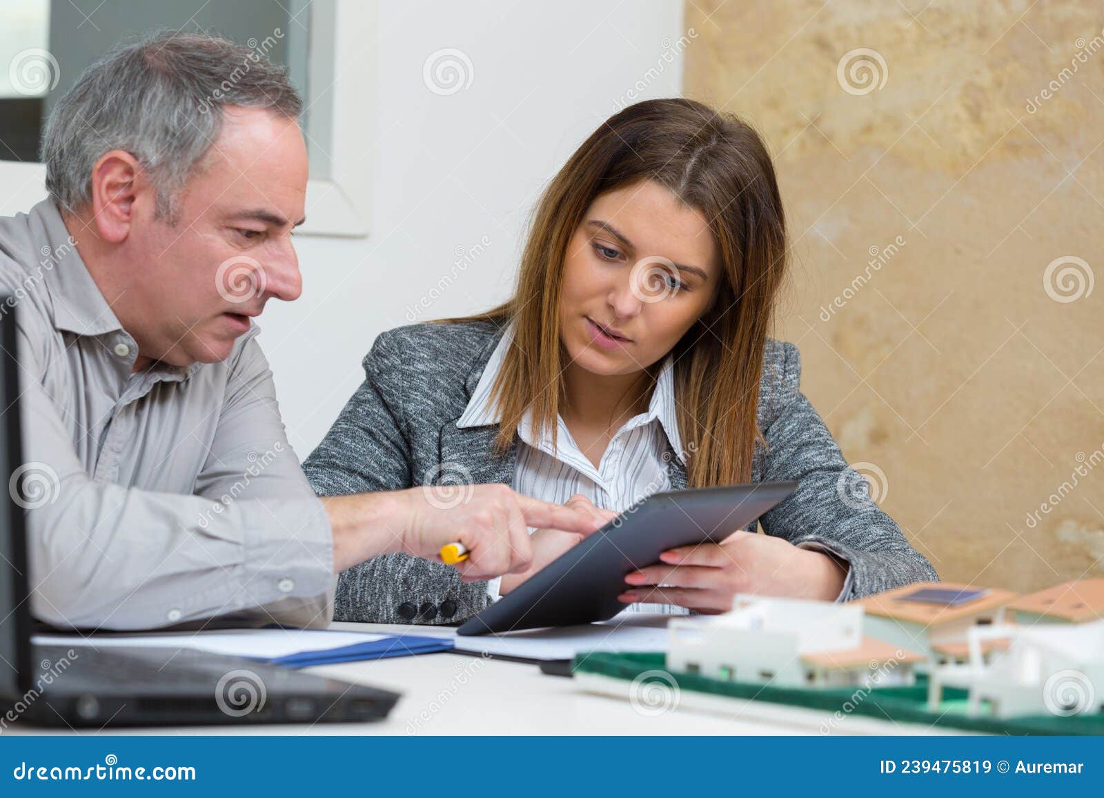 Teamarchitecten Die Samenwerken Aan Projecten Stock Afbeelding - Image ...