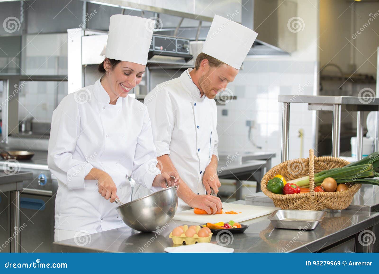 Teamchef-koks Die in Keuken Werken Stock Afbeelding - Image of keuken ...