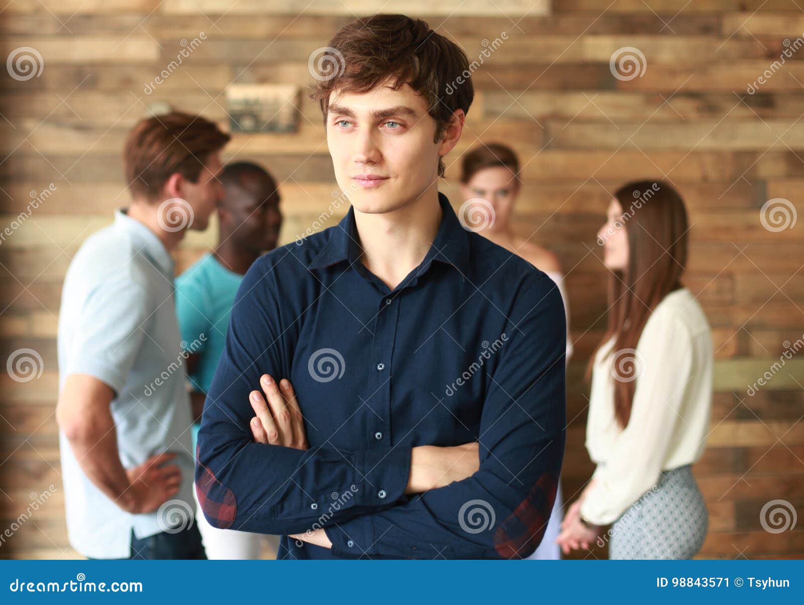 Teamleider Met Medewerkers Die in Bureau Werken Stock Afbeelding ...