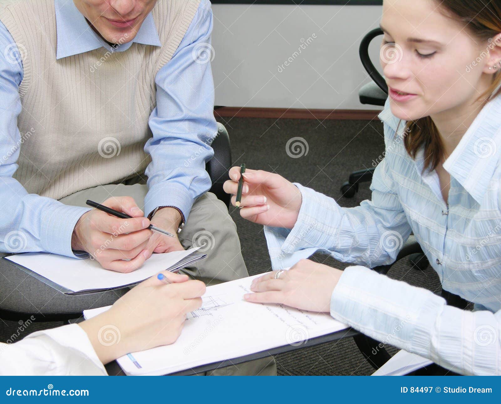 Teamsitzung stockbild. Bild von feder, aufgabe, neun, mann - 84497