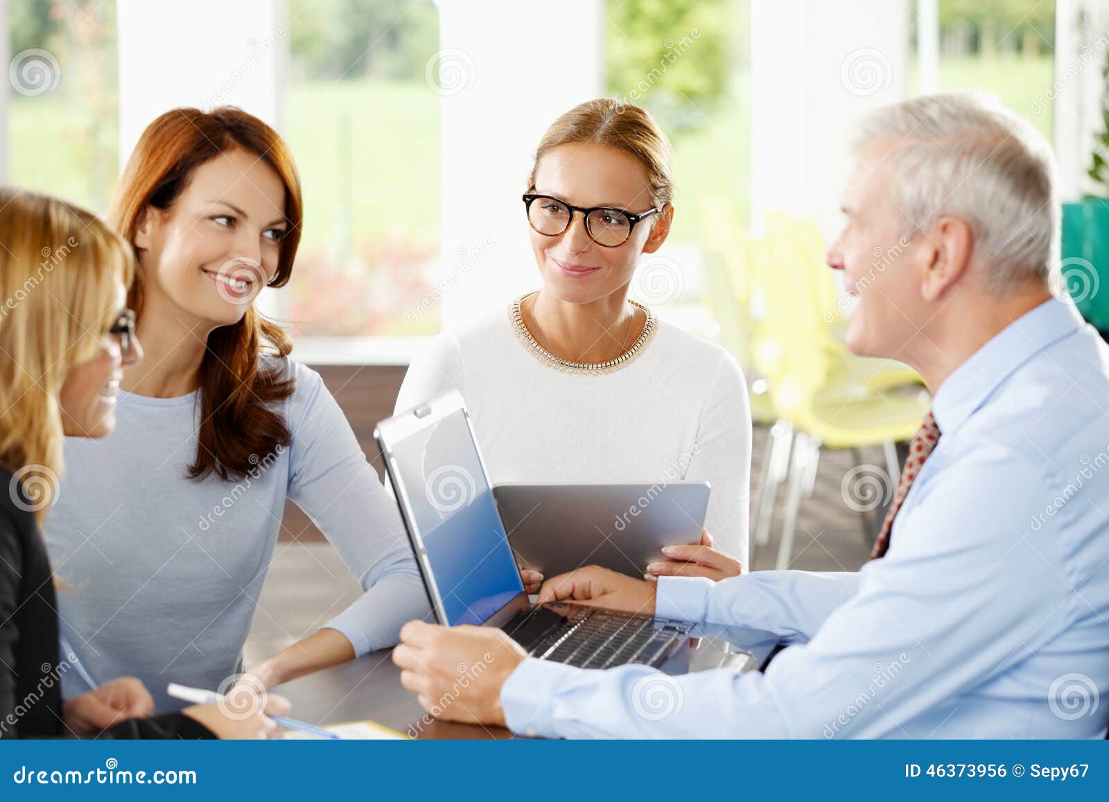 Teamwork fotografia stock. Immagine di imprenditore, seduta - 46373956