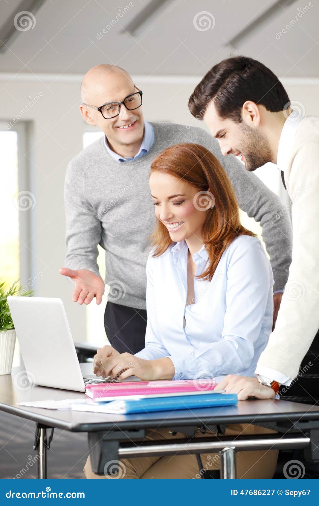 Teamwork immagine stock. Immagine di portatile, discussione - 47686227