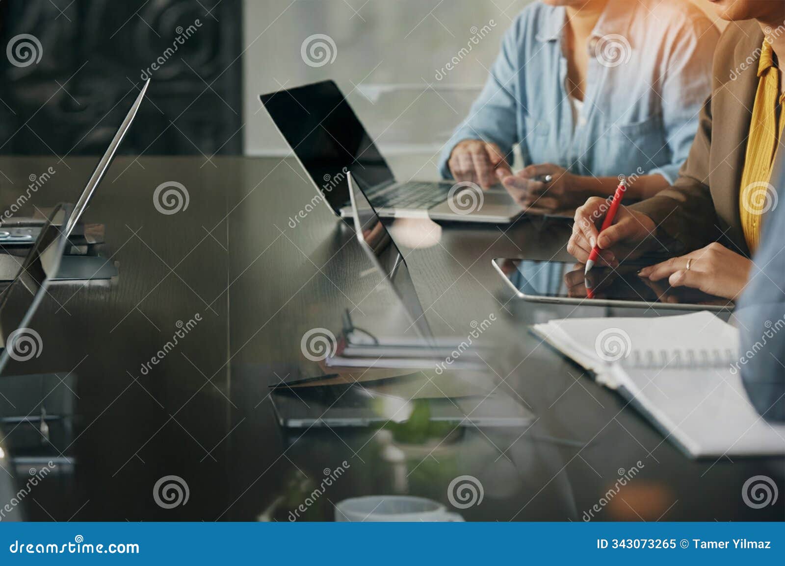 Teamwork Around a Desk in the Office Stock Illustration - Illustration ...