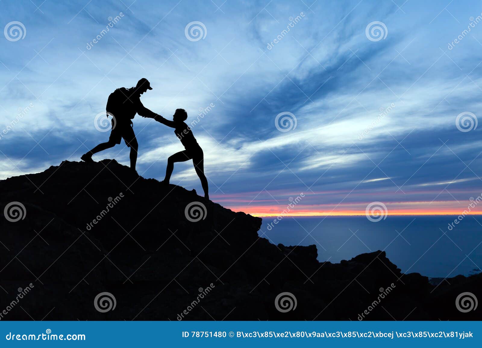 Teamwork-Paarwandererschattenbild in Den Bergen, Bergsteiger Team ...