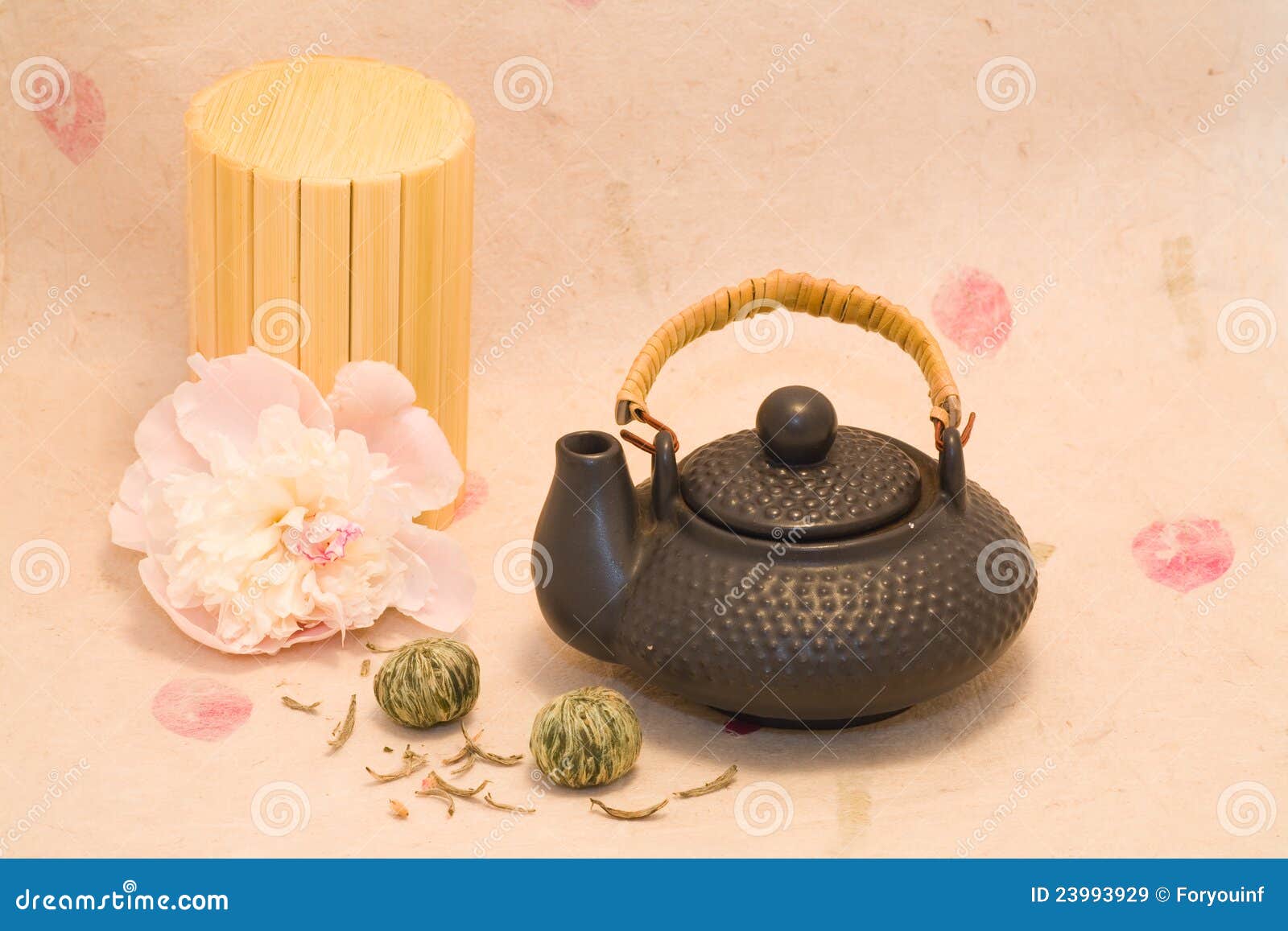 Teapot, chá e peony pretos imagem de stock. Imagem de erva - 23993929