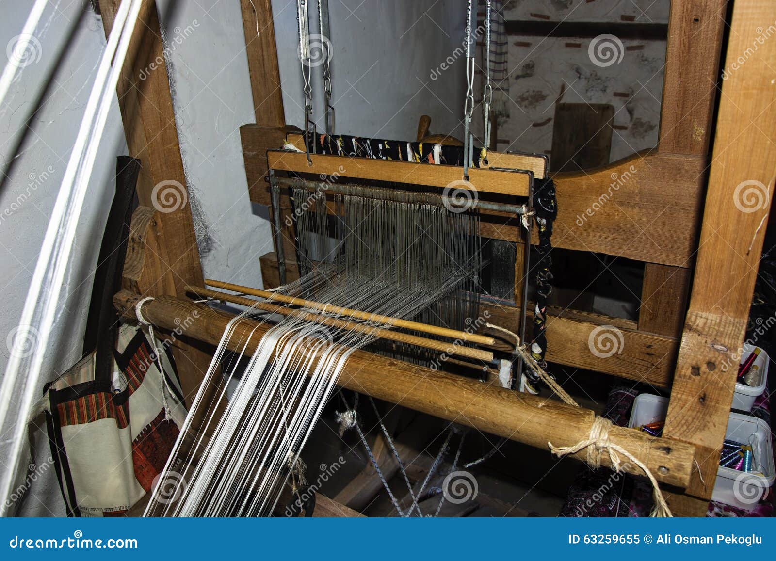 Teares de seda velhos imagem de stock. Imagem de ferramenta - 63259655