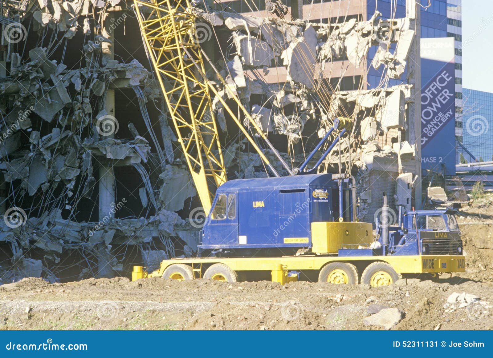 Tearing down building editorial photo. Image of progress - 52311131