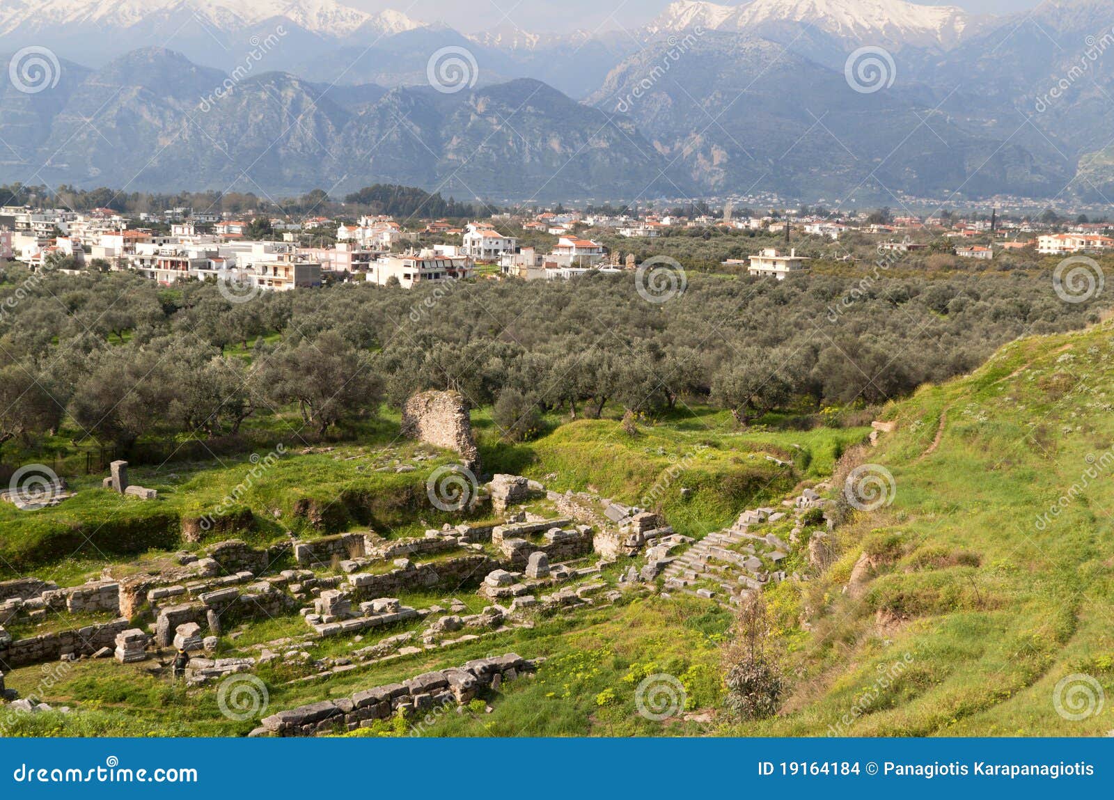 Teatro Antico E La Città Moderna Di Sparta Fotografia Stock - Immagine ...