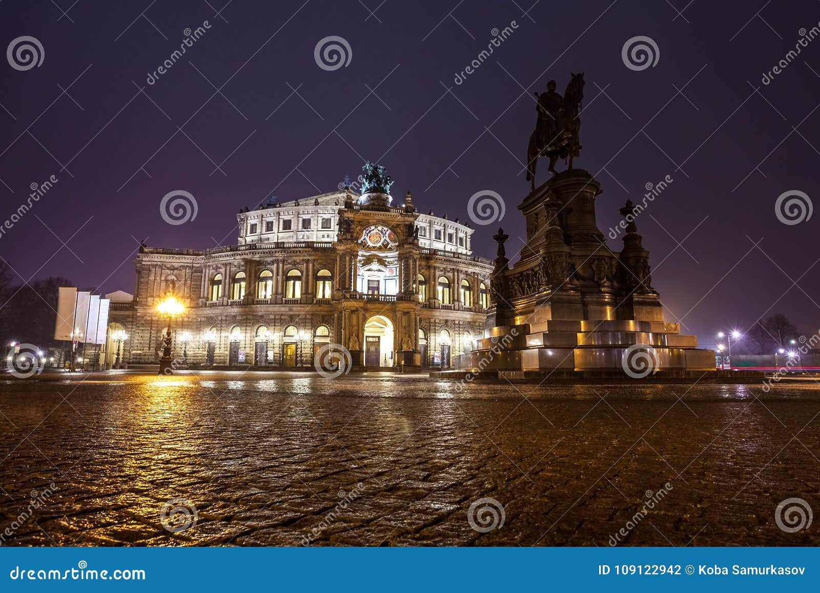Teatro Dell'opera Di Semper Alla Notte a Dresda; La Germania Fotografia ...