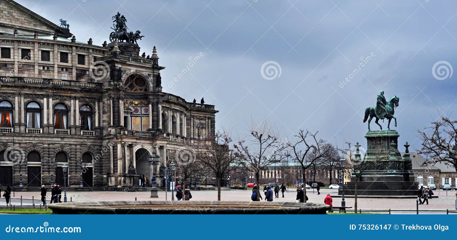 Teatro Dell'opera E Monumento Di Semper a Re John a Dresda Immagine ...