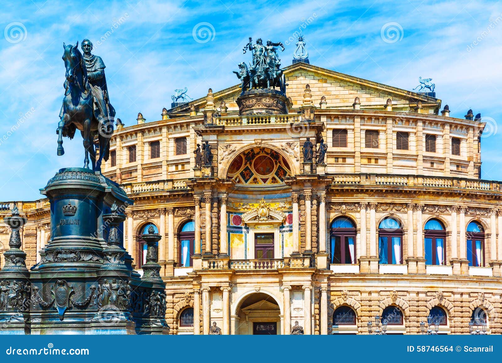Teatro Dell'opera E Monumento Di Semper a Re John a Dresda, Germania ...
