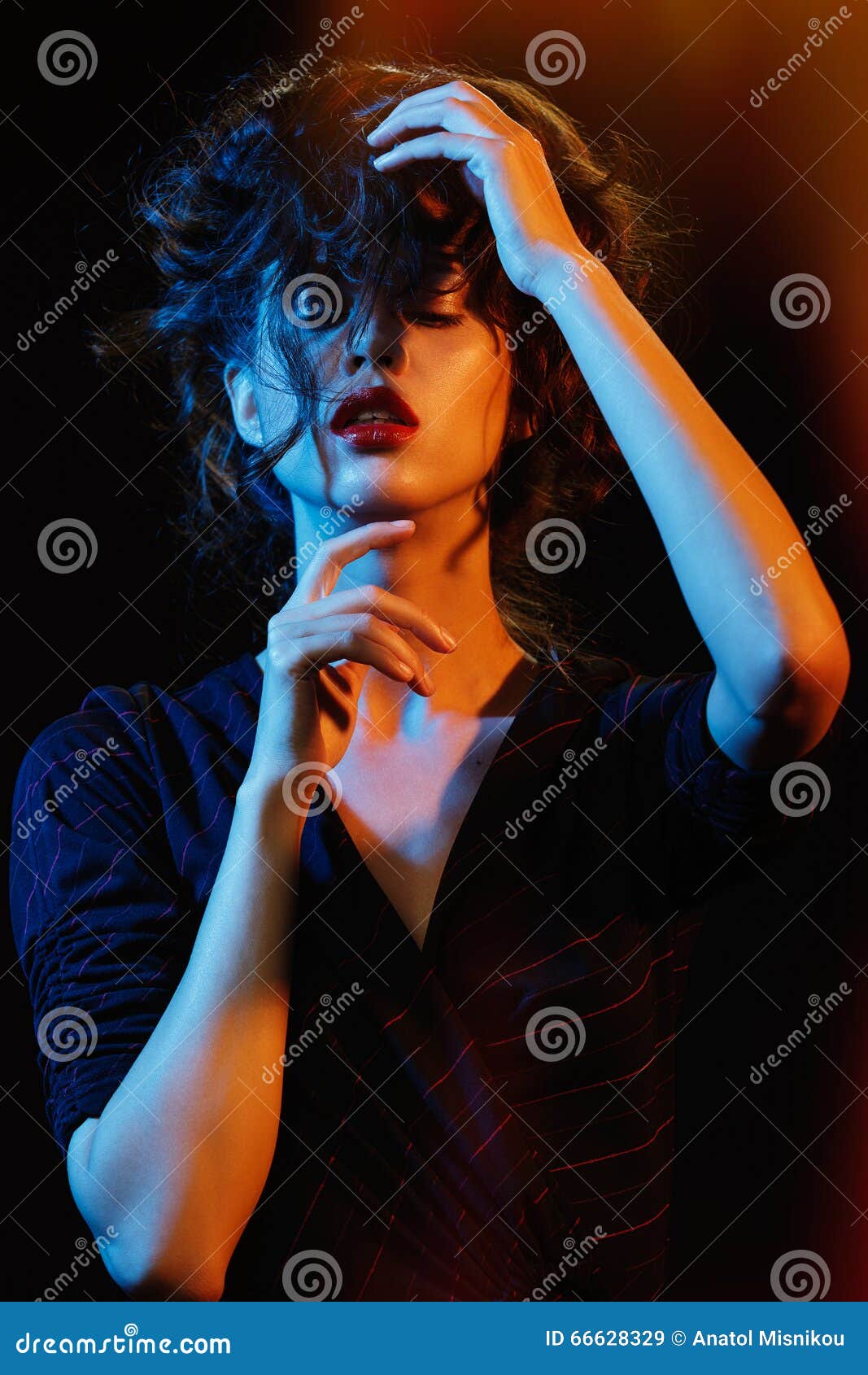 Teatro - Un Attore E Una Luce Del Gioco Immagine Stock - Immagine di ...