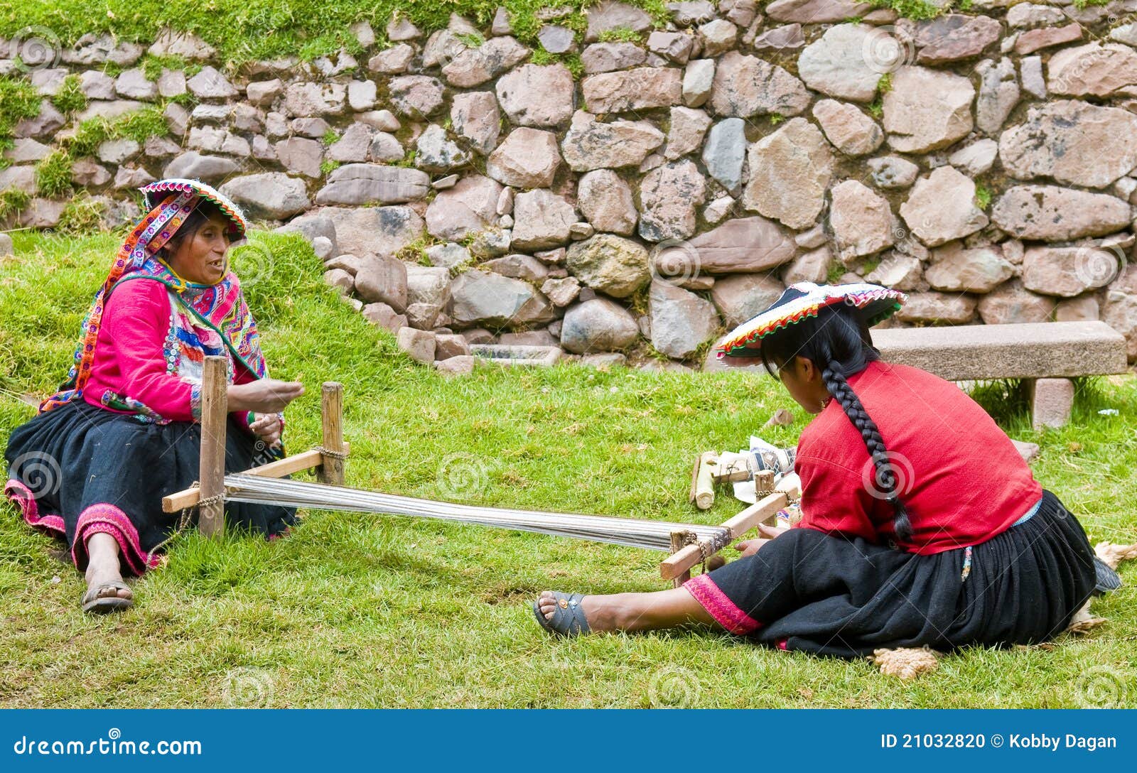 Tecelagem Peruana Das Mulheres Imagem Editorial - Imagem de curso ...