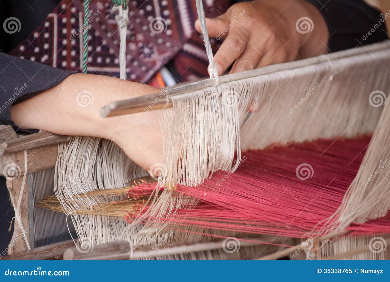 Tecelagem Tailandesa Da Seda Imagem de Stock - Imagem de fibra, fundo ...