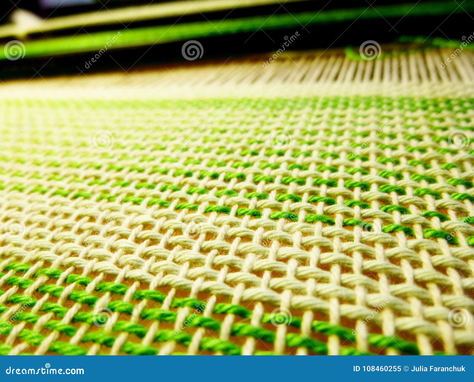 Tecendo a Tela No Processo Entrelaçamento Das Linhas Imagem de Stock ...